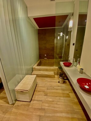 Suite Superior | Casa de banho | Um secador de cabelo, um bidé, toalhas fornecidas, sabão 