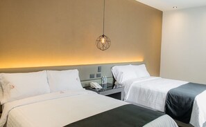 Cofre no quarto, cortinas/cortinados opacos, ferro/tábua de engomar