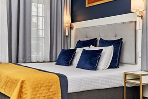 Quarto Duplo ou Twin Comfort, ar condicionado | Secretária, secretária adequada para computadores portáteis 