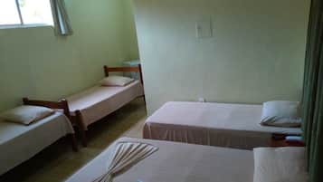 Quarto Quádruplo, várias camas | Secretária, cortinas/cortinados opacos, ferro/tábua de engomar