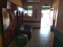 Área de estar no saguão