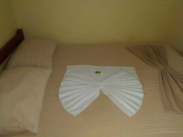 Escrivaninha, cortinas blackout, ferros/tábuas de passar roupa