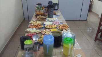Café da manhã com buffet grátis todos os dias