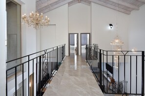 Vila premium, 5 quartos, vista para o mar | Área de estar | TV de tela plana