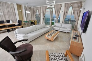 Villa Premium, 5 quartos, vista para o mar | Sala | TV de ecrã plano 