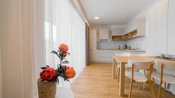 Apartamento Comfort | Cozinha privada | Um frigorífico/congelador grande, um micro-ondas, um forno