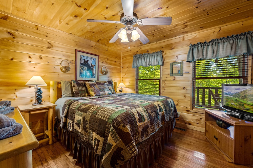 2 Bed/2bath Cabin W/private Hot Tub! Backs To Gsmnp & 5 Min To Park Entrance! - Townsend, TN