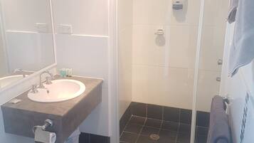 Um polibã, artigos de higiene pessoal grátis, um secador de cabelo