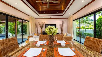 3 Bedrooms with Private Pool Villa | Refeições no quarto