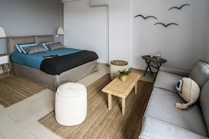 Suíte júnior, vista para o mar (2) | 1 quarto, roupas de cama premium, camas Tempur-Pedic