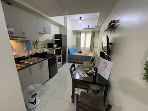 Condo urbano, 1 cama de casal | Ferros/tábuas de passar roupa, Wi-Fi de cortesia, roupa de cama