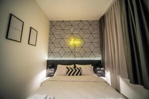 Quarto Básico, 1 cama queen-size | Minibar com produtos grátis, secretária, quartos insonorizados 