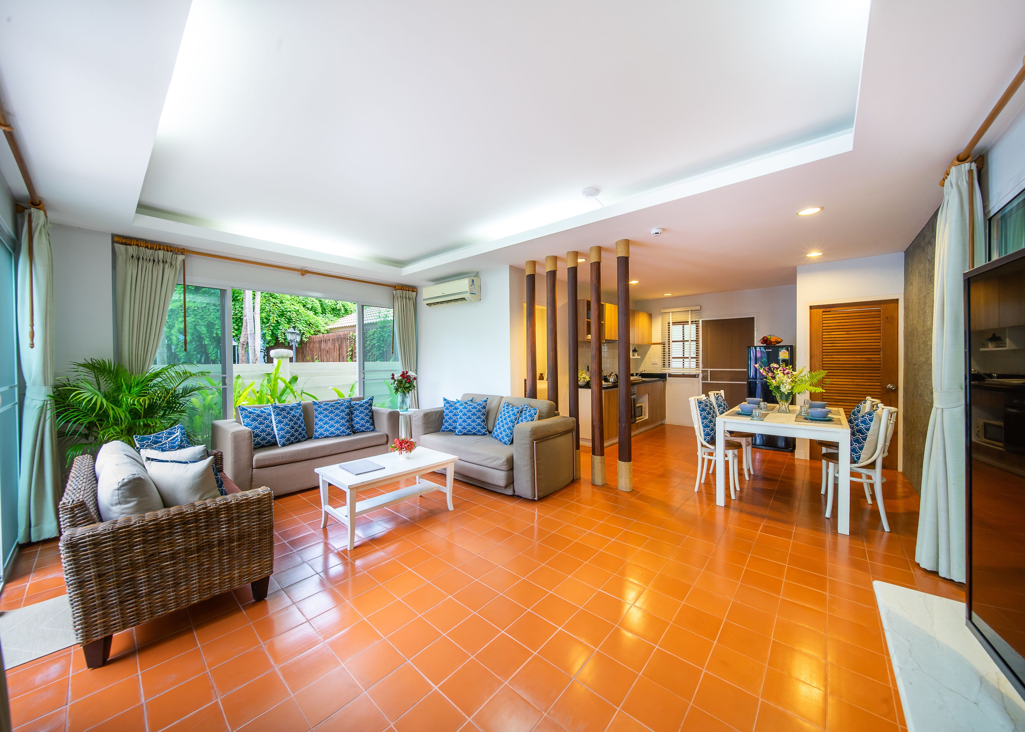 2 Bedroom Blu Pool Villa | Cozinha privada | Um frigorífico, um micro-ondas, uma cafeteira/bule 