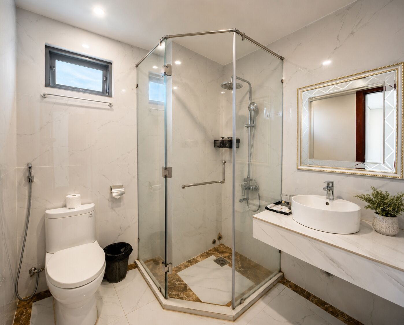 Quarto casal executivo | Banheiro | Chuveiro, produtos de toalete grátis, secador de cabelo 