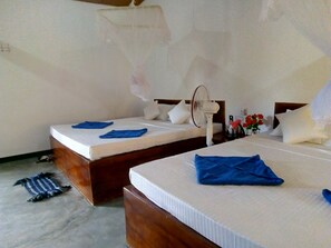 Quarto Triplo Deluxe, vista para a montanha | Roupa de alta qualidade, cofre no quarto, secretária 