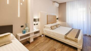 Quarto Triplo Deluxe | Minibar, cofre no quarto, com decoração personalizada