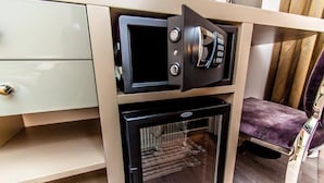 Uma cozinha compacta equipada com micro-ondas, forno e um pequeno frigorífico.