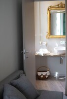 Quarto Triplo (Galata) | Casa de banho | Um polibã, um chuveiro fixo, artigos de higiene pessoal grátis 