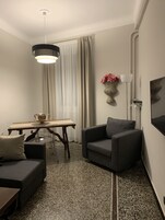 Apartamento em Condomínio Fechado, casa de banho privativa (Pet Friendly) | Sala de estar | TV de ecrã plano 