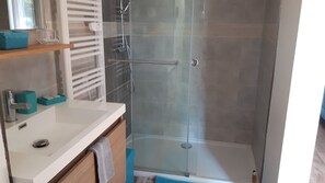 Quarto casal (Marine) | Banheiro | Chuveiro, produtos de toalete grátis, secador de cabelo 