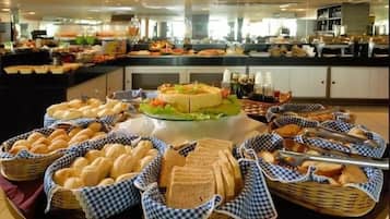 Café da manhã com buffet todos os dias mediante uma taxa