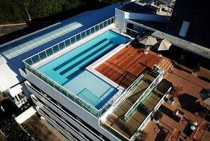 Piscina exterior, guarda-sóis, espreguiçadeiras 