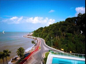 Piscina exterior, guarda-sóis, espreguiçadeiras 