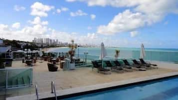 Piscina externa, guarda-sóis, espreguiçadeiras