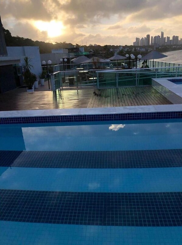 Piscina exterior, guarda-sóis, espreguiçadeiras 
