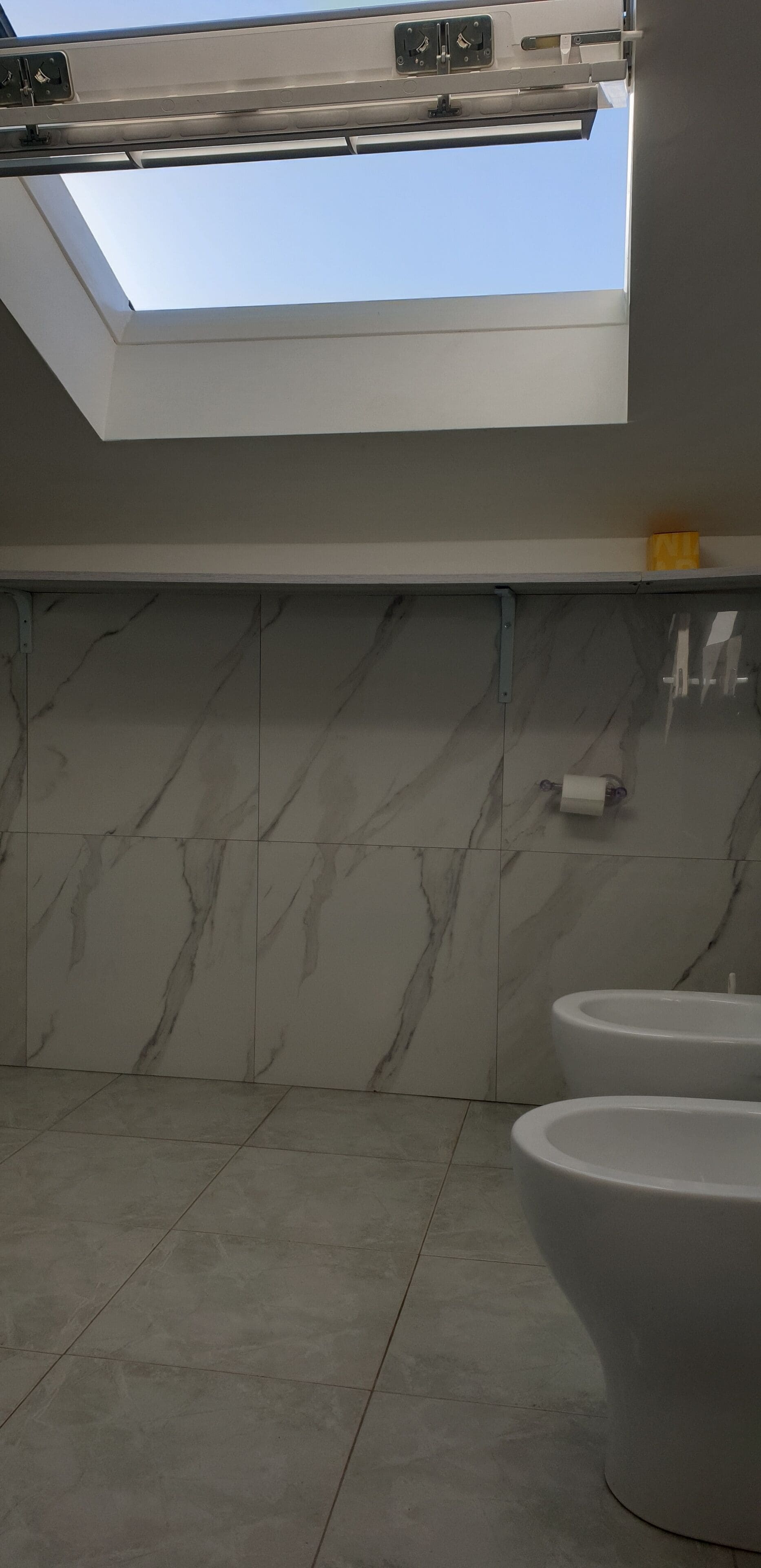 Quarto Clássico | Casa de banho | Um polibã, um chuveiro fixo, um secador de cabelo, toalhas fornecidas 