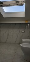 Quarto Clássico | Casa de banho | Um polibã, um chuveiro fixo, um secador de cabelo, toalhas fornecidas 
