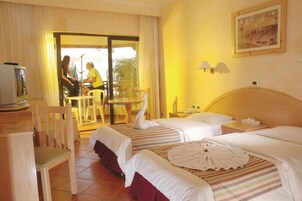 Cofre no quarto, cortinas/cortinados opacos, roupa de cama fornecida 