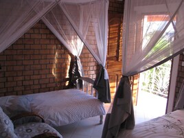 Quarto triplo conforto, várias camas, vista para a piscina | Frigobar, individualmente decorados, individualmente mobiliados