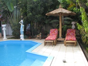 Piscina exterior, espreguiçadeiras 