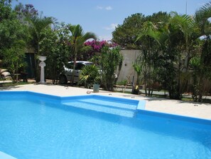 Piscina exterior, espreguiçadeiras 