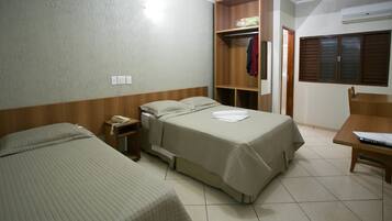 Quarto standard, várias camas | Wi-Fi de cortesia, roupa de cama