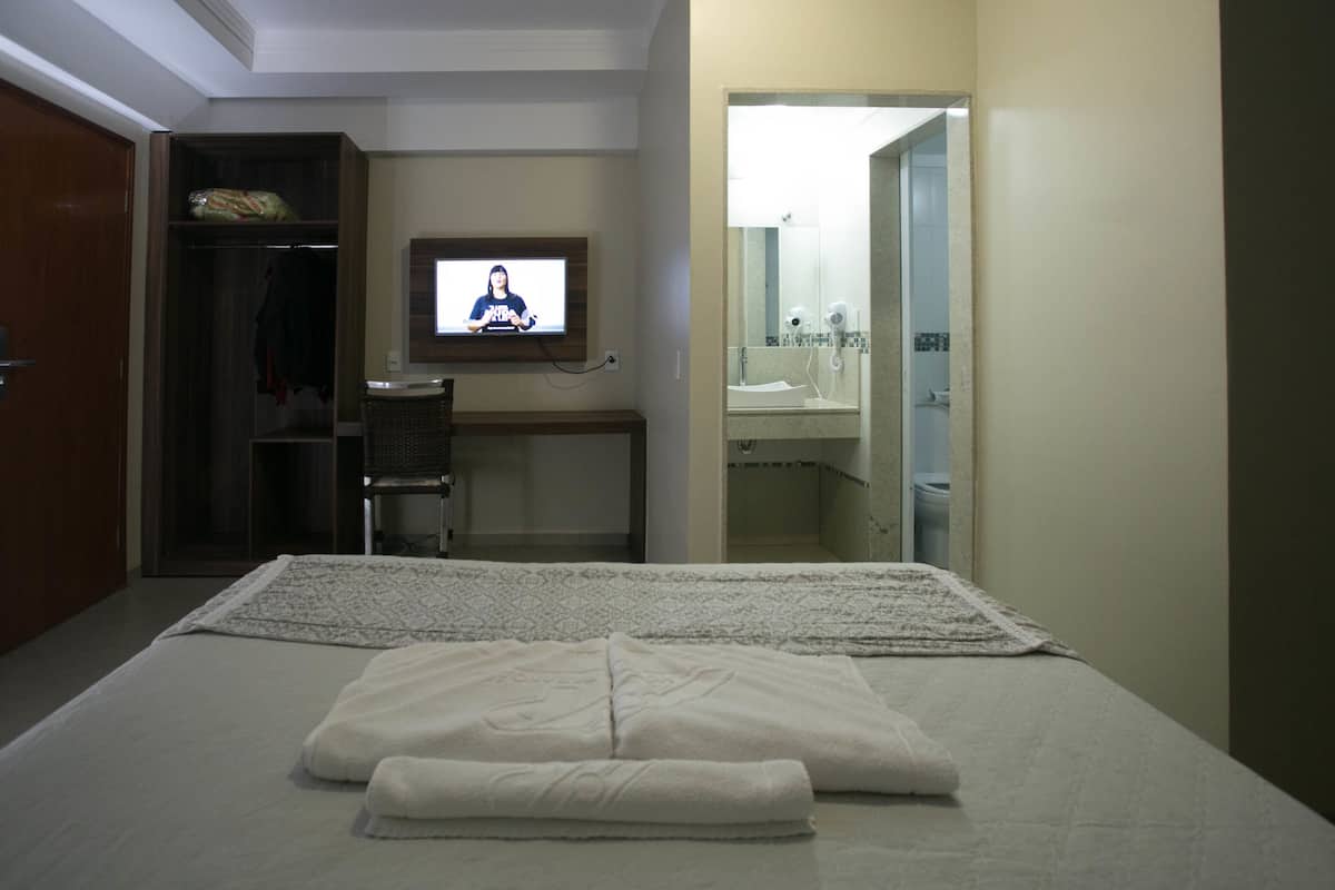 Suíte luxo, 1 cama King | Wi-Fi de cortesia, roupa de cama