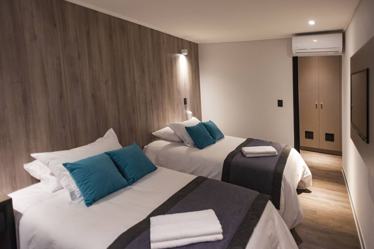 Quarto Twin Standard | Roupa de alta qualidade, edredões de penas, minibar, cofre no quarto