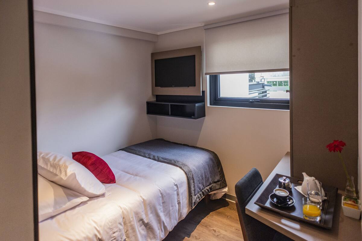 Quarto Individual Standard | Roupa de alta qualidade, edredões de penas, minibar, cofre no quarto