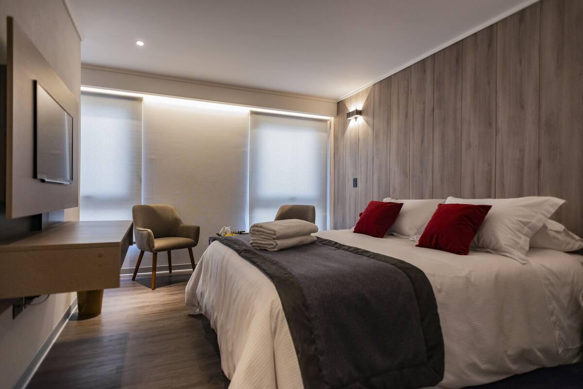 Roupa de alta qualidade, edredões de penas, minibar, cofre no quarto