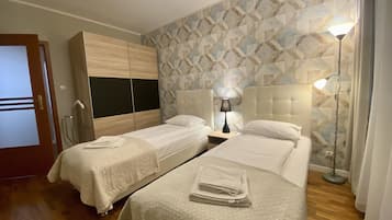 Apartamento Comfort, várias camas, vista para o pátio | Roupa de alta qualidade, cortinas/cortinados opacos