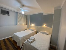 Quarto duplo clássico, 2 camas de solteiro, vista para o rio | Banheiro | Chuveiro, produtos de toalete grátis, toalhas de banho 