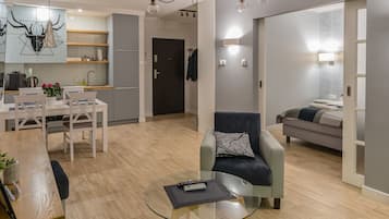 Apartamento Deluxe, 1 cama king-size e sofá-cama, vista para o rio | Cozinha privada | Um frigorífico/congelador grande, um micro-ondas, um forno