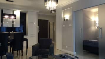 Apartamento Deluxe, 1 cama king-size e sofá-cama, vista para o rio | Roupa de alta qualidade, com decoração personalizada, secretária