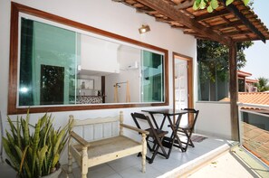 Frigobar (abastecido com alguns itens grátis), cortinas blackout