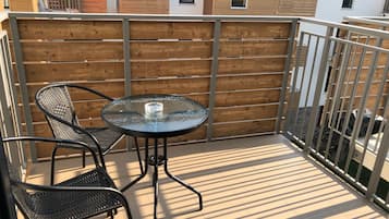 Apartamento Deluxe, 1 cama king-size e sofá-cama, vista para o pátio | Vista do quarto