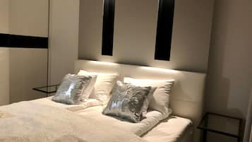 Apartamento Deluxe, 1 cama king-size e sofá-cama, vista para o pátio | Com decoração personalizada, com mobília individualizada