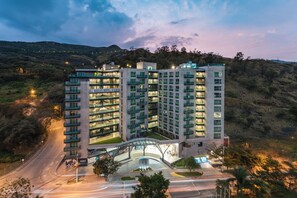 Fachada do alojamento (tarde/noite)