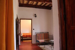 Quarto casal, vista para o jardim | Camas com colchões de espuma com sistema de memória, escrivaninha