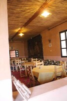 Café da manhã com pratos da culinária local grátis todos os dias